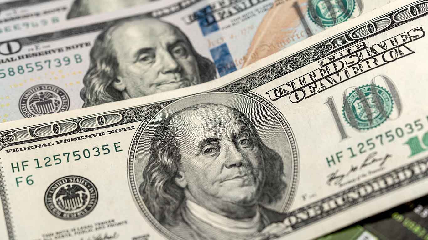 Por que o dólar caiu? A nova política de Trump e seus efeitos no Brasil